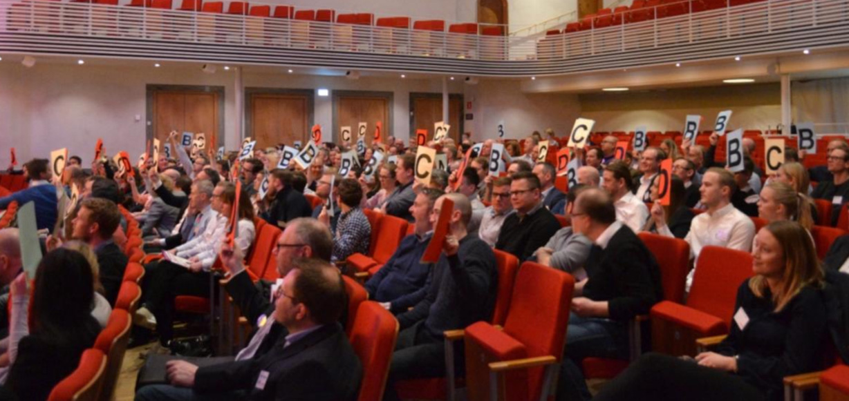 How to introduce our business simulation game to your students?